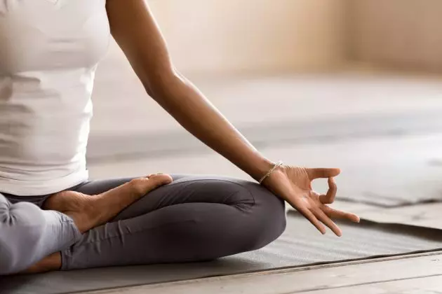 Breathwork technique: Yogi black woman na nagsasanay ng yoga lesson, gumagawa ng Ardha Padmasana exercise