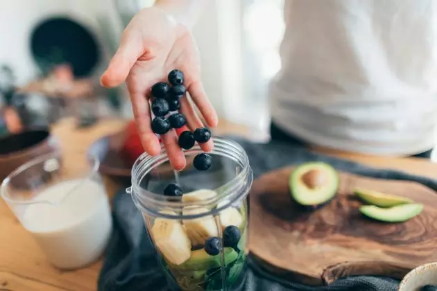 4:3 mataræðið: Nærmynd af konu að búa til smoothie