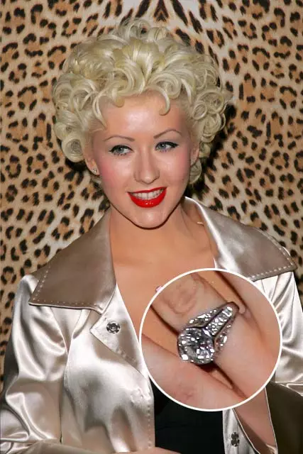 Christina-Aguilera-ภาพถ่ายดารา-แหวนหมั้น