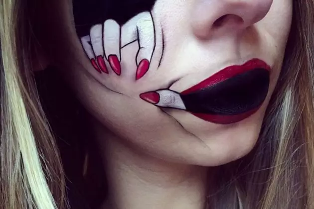 Tutoriels de maquillage d'Halloween à la main sur le visage