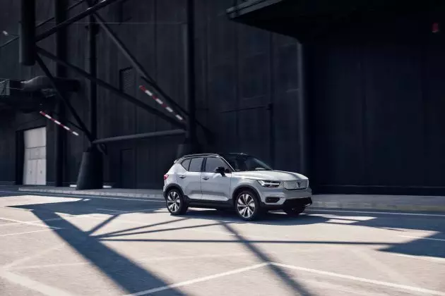 Gluaisteáin éicea-chairdiúla: Volvo XC40 Recharge P8 AWD in Oighearshruth Silver