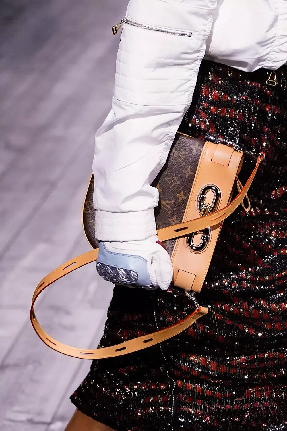 Louis Vuitton iġġegħilna nivvjaġġaw fiż-żmien fil-Ġimgħa tal-Moda ta’ Pariġi Louis Vuitton iġġegħelna nivvjaġġaw fiż-żmien fil-Ġimgħa tal-Moda ta’ Pariġi 8710_2