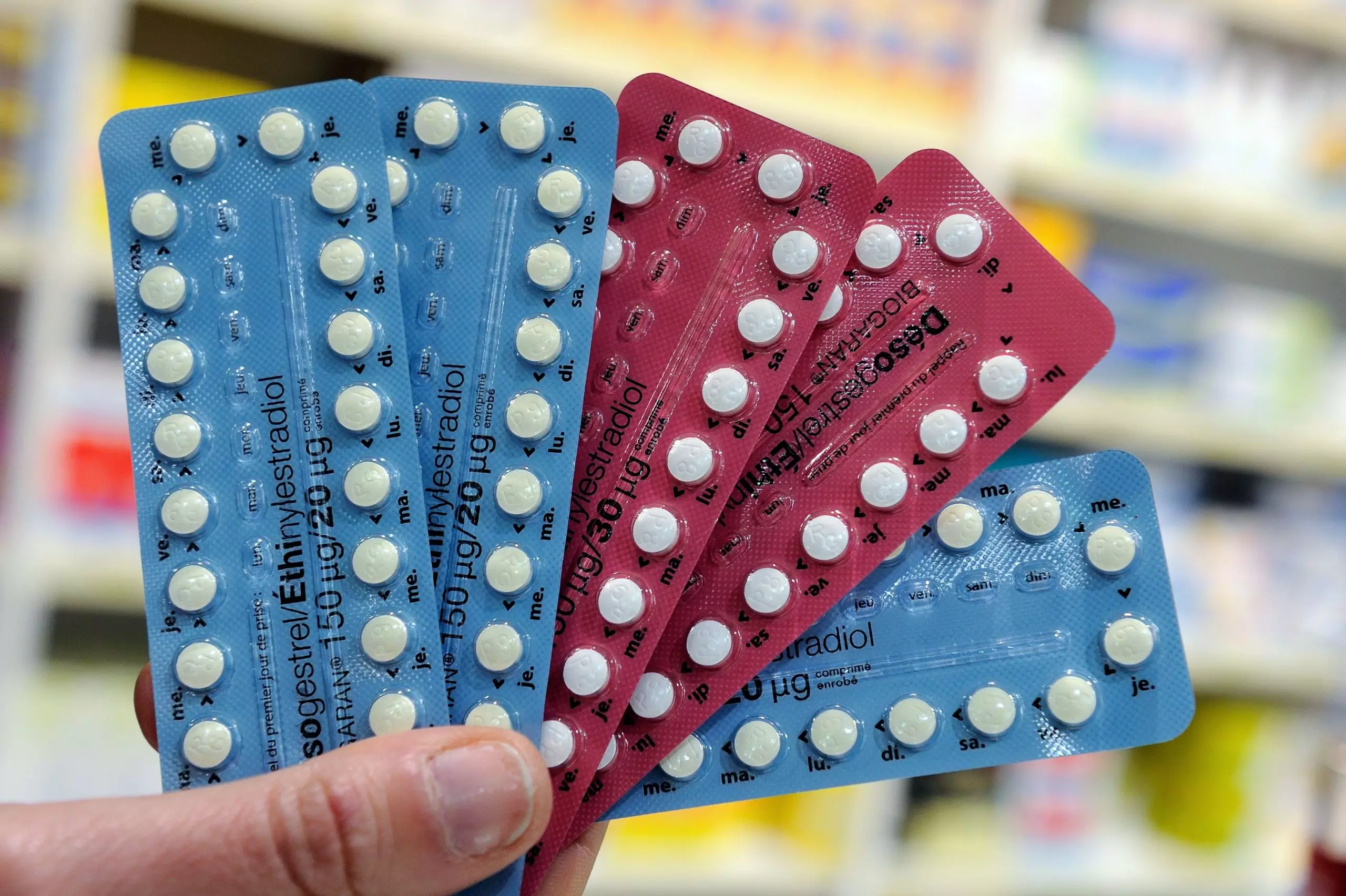 Скидање пилуле: Доктор држи неколико трака контрацептивних пилула