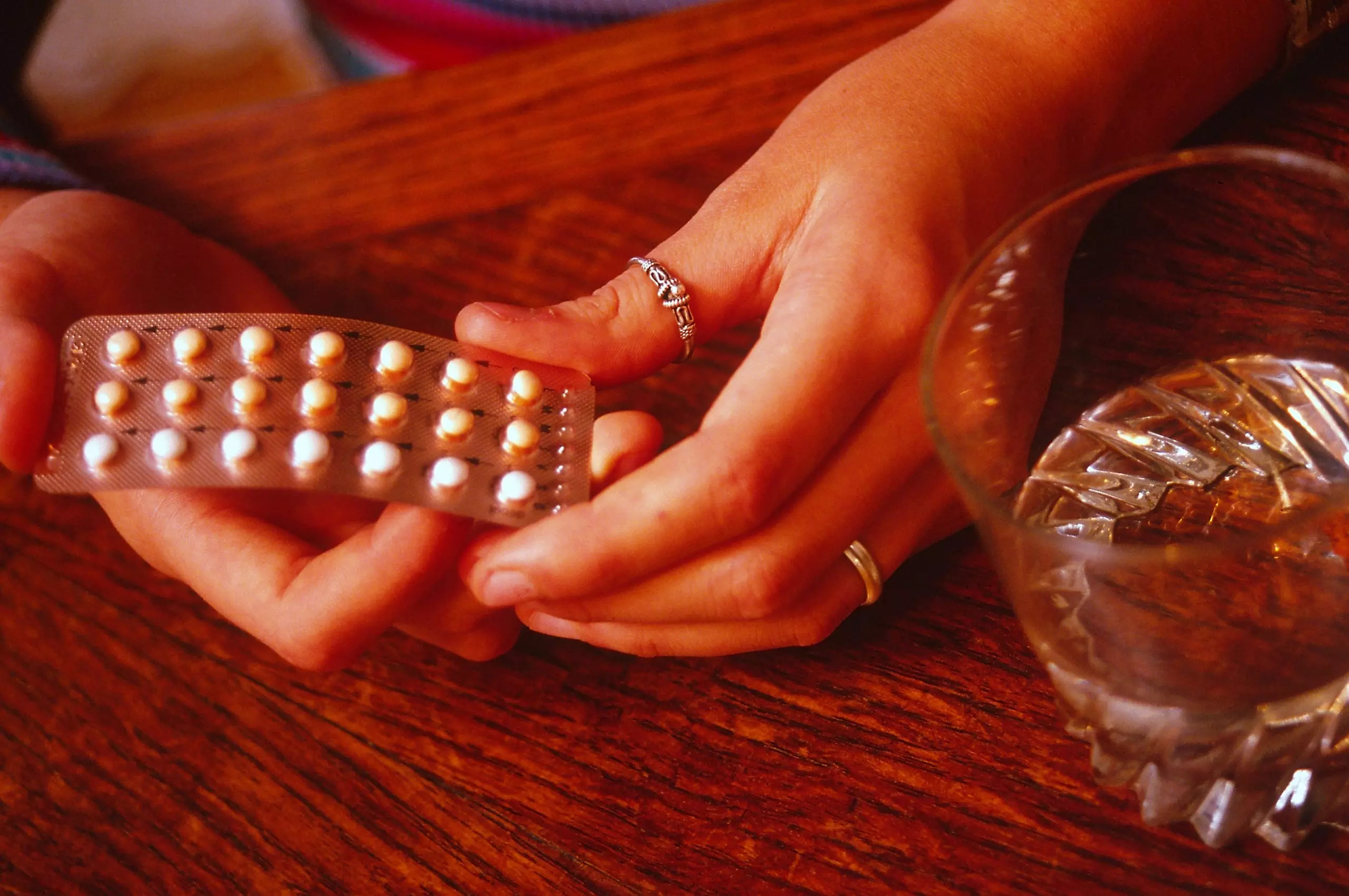 Силазак са пилуле: Жена држи пакетић контрацептивних пилула