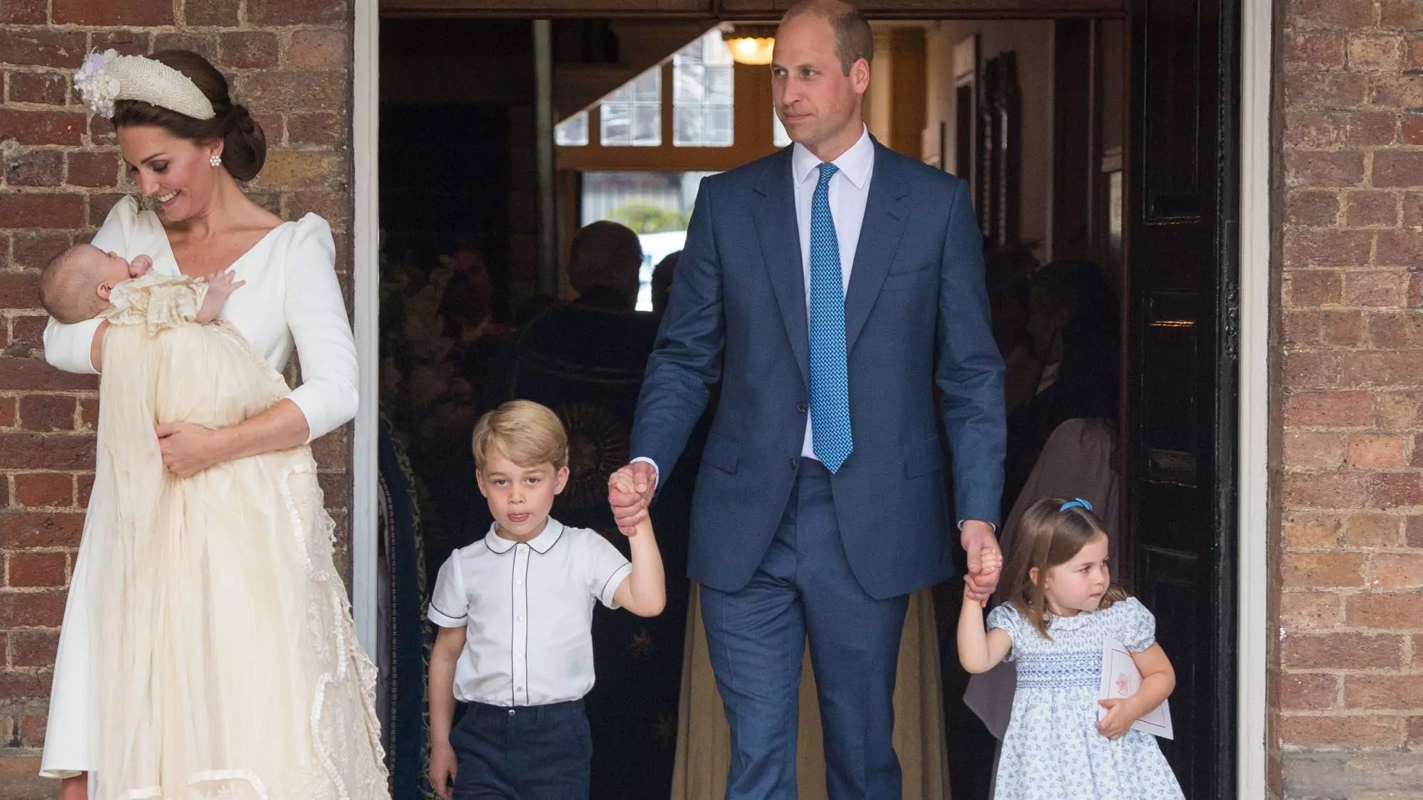 See on siis, kui prints George, printsess Charlotte ja prints Louis hakkavad kuninganna ees kummardama