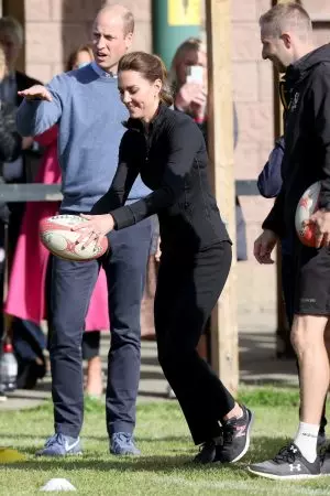 Kate Middleton spiller rugby under rejsen til Nordirland